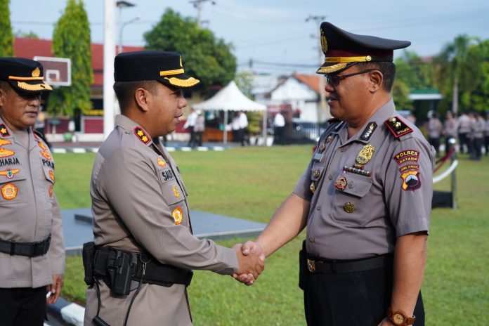 Kapolres Batang Pimpin Upacara Kenaikan Pangkat Pengabdian Anggota Polri - INFOKINI